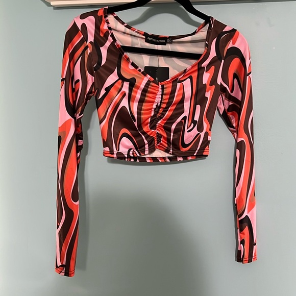 PrettyLittleThing | Tops | Brown Geo Print Abstract Plunge Neck Ruched Long Sleeve Crop Top ...